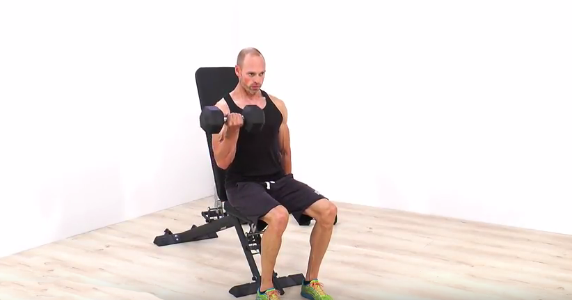 Curls sitzend: Übung der Woche von Sport-Tiedje (+ Video)