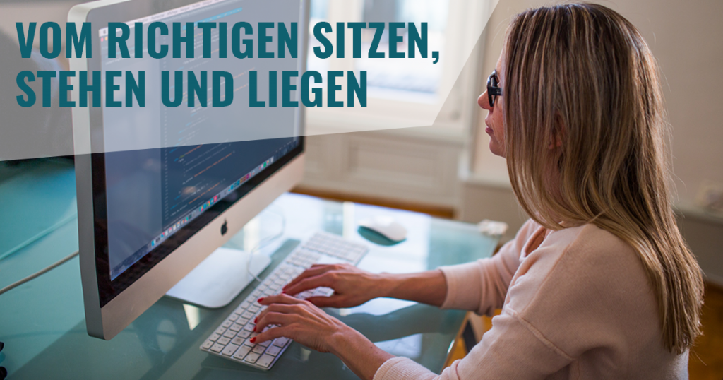 Richtiges Stehen, Sitzen und Liegen: Haltung verbessern – so geht's